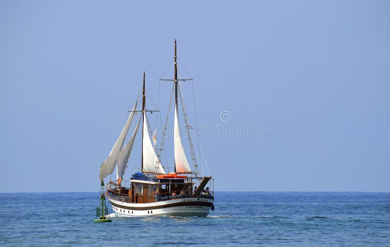 Bateau De Touristes Du Christ Adonis En Chypre Image stock éditorial ...