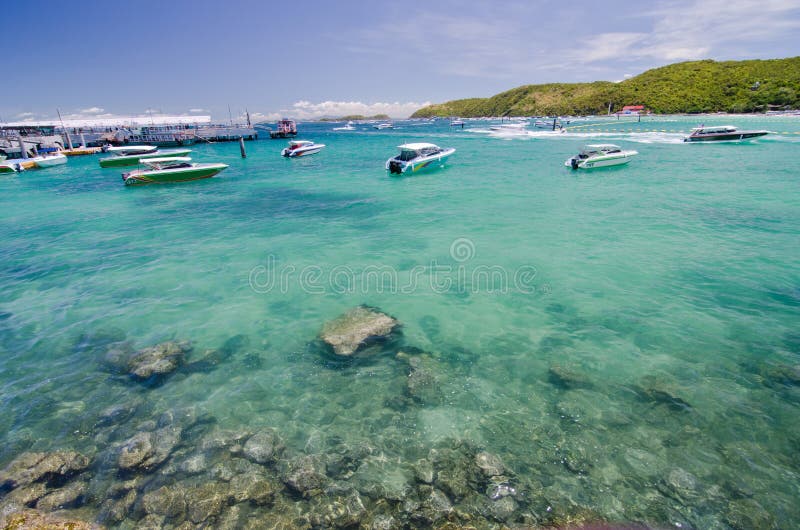 Bateau en mer claire photo stock. Image of horizontal - 63402644