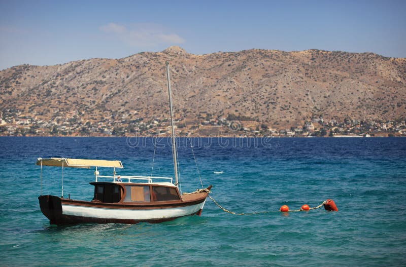 Bateau sur la mer image stock. Image du bleu, tranquille - 10717183