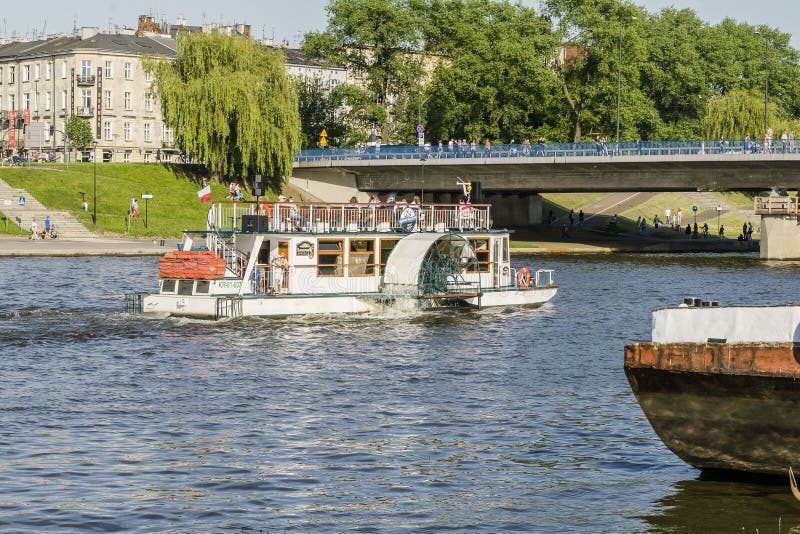Bateau Sur Le Fleuve Vistule Photo éditorial - Image du bateau, pilote ...