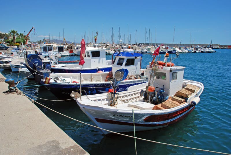 Bateaux Dans Le Port De Garrucha Photo stock éditorial - Image du ...