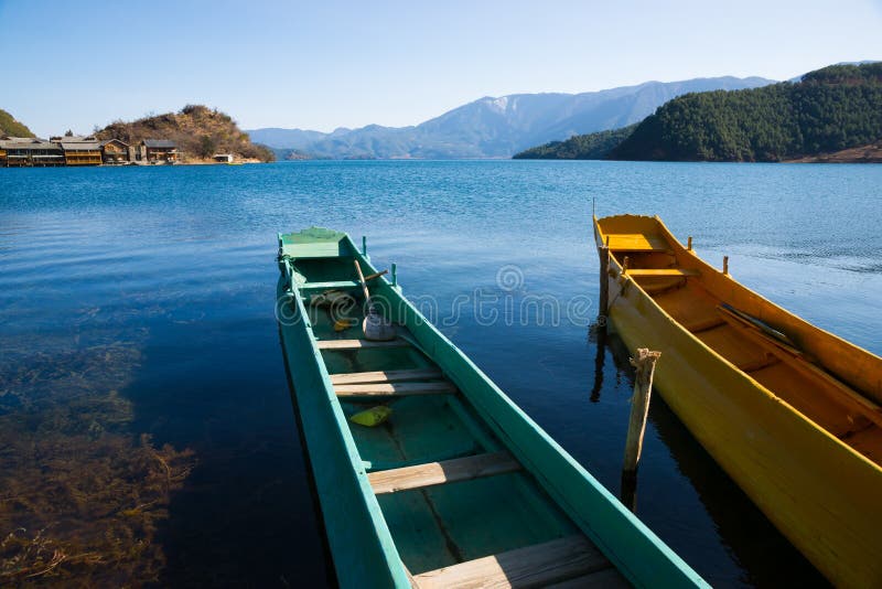Bateaux En Bois Dans Le Lac Lugu Image stock - Image of trou, personne ...