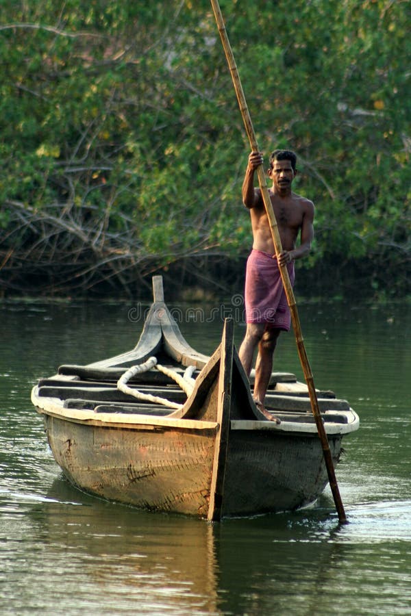 Batelier du Kerala photographie éditorial. Image du homme - 55747712