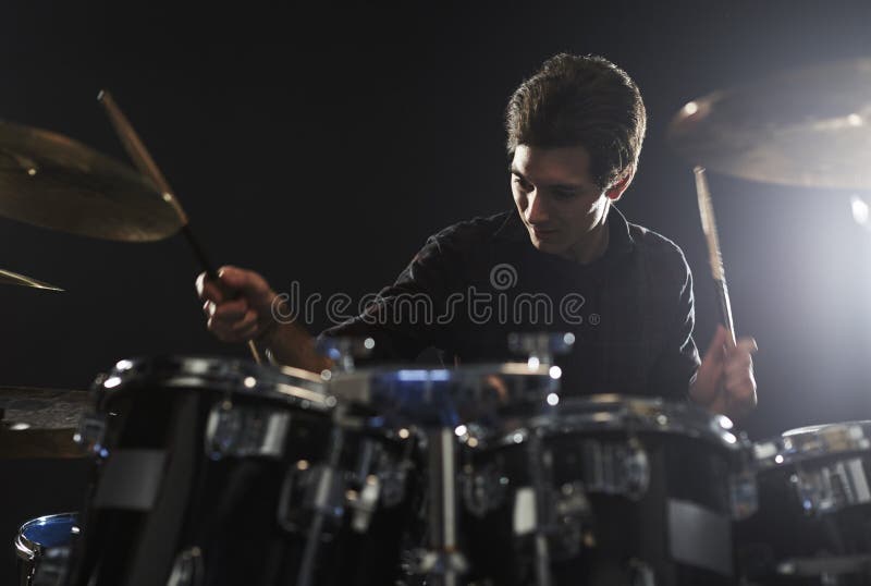 Baterista Novo Playing Drum Kit in Studio Imagem de Stock - Imagem de ...