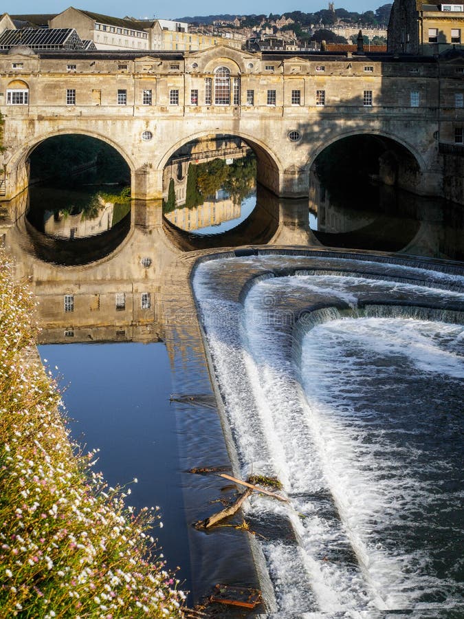 BATH, SOMERSET/UK - OCTOBER 02 : View of Pulteney Bridge and Wei ...