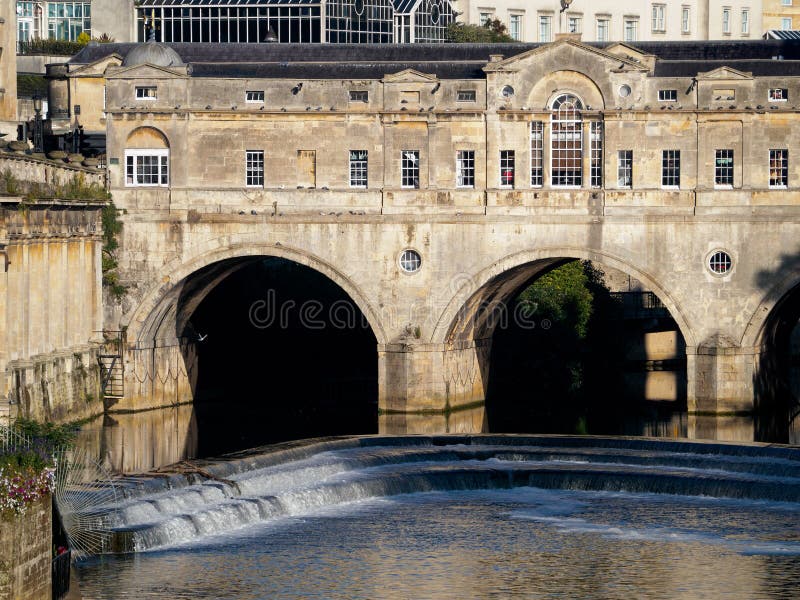BATH, SOMERSET/UK - OCTOBER 02 : View of Pulteney Bridge and Wei ...