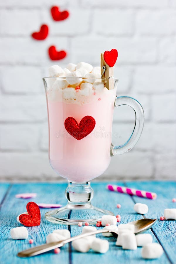 Batida Rosa Com Chocolate E Marshmallow Foto de Stock - Imagem de ...
