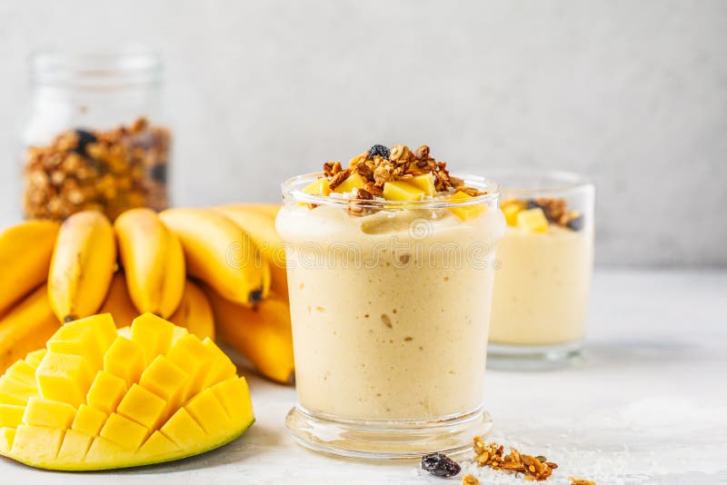 Batido Da Banana Da Manga Com Granola E Coco Em Um Frasco Foto de Stock ...
