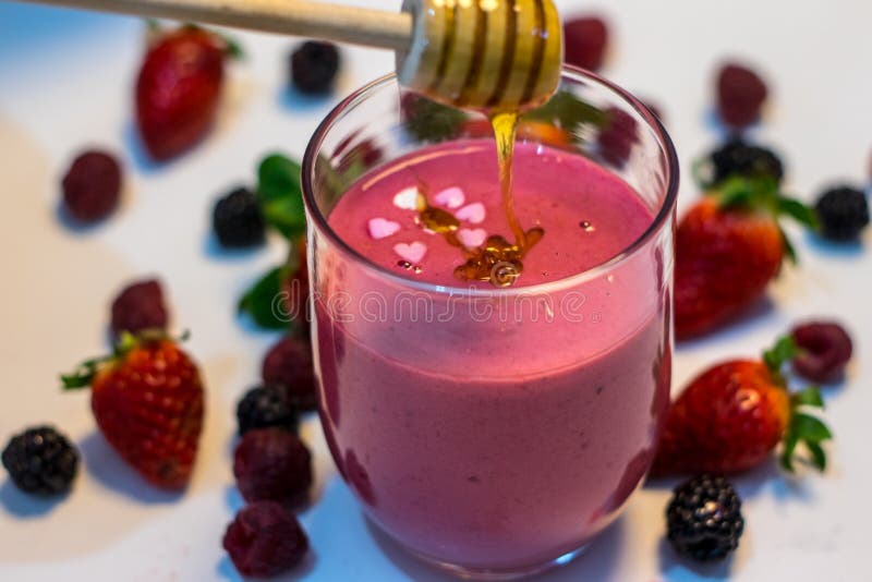 Batido De Fruta Delicioso Com Mel Foto de Stock - Imagem de fundo ...