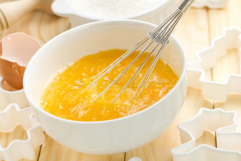 Batir los huevos foto de archivo. Imagen de mezcla, batidor - 5050304