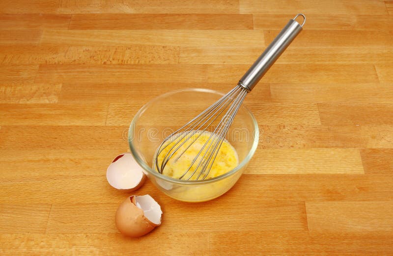 Batir los huevos foto de archivo. Imagen de encimera - 37245886