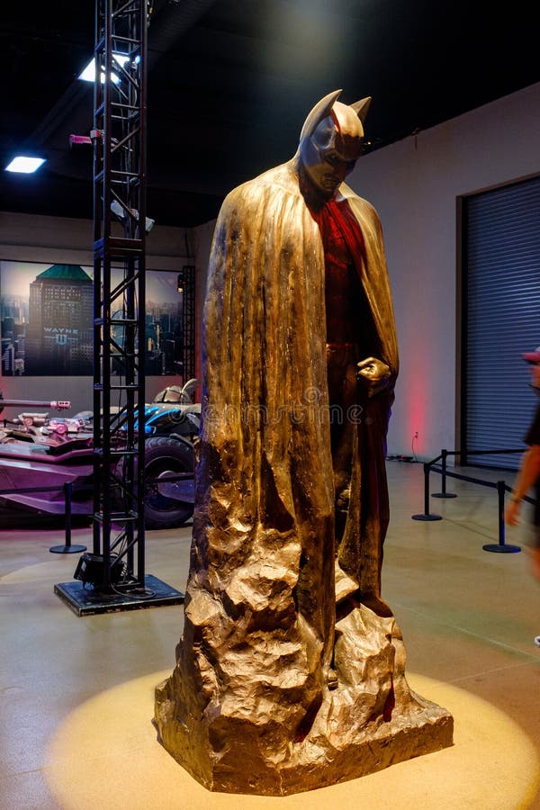 Batman Statue at the Warner Bros Studios Editorial Image - Image of ...