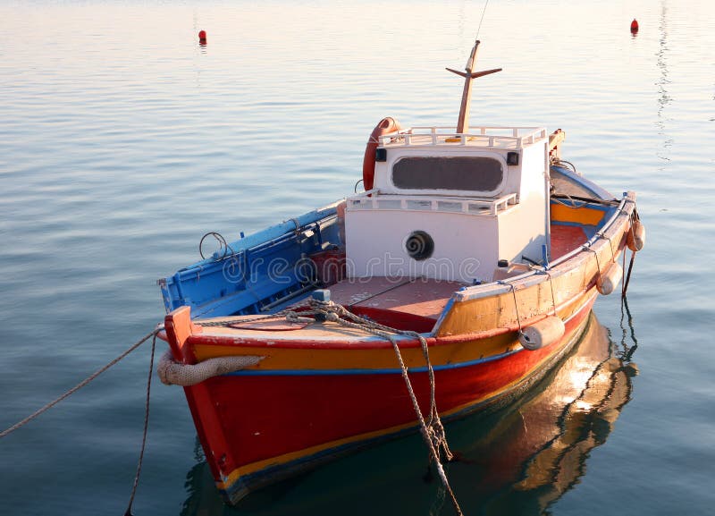 Battello Pneumatico Greco Di Pesca Immagine Stock - Immagine di egeo ...