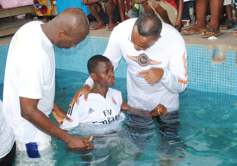 BATTESIMO TRAMITE L'IMMERSIONE Fotografia Stock Editoriale - Immagine ...