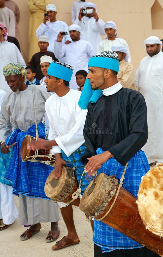 Musiciens tribals omanais photographie éditorial. Image du tambours ...