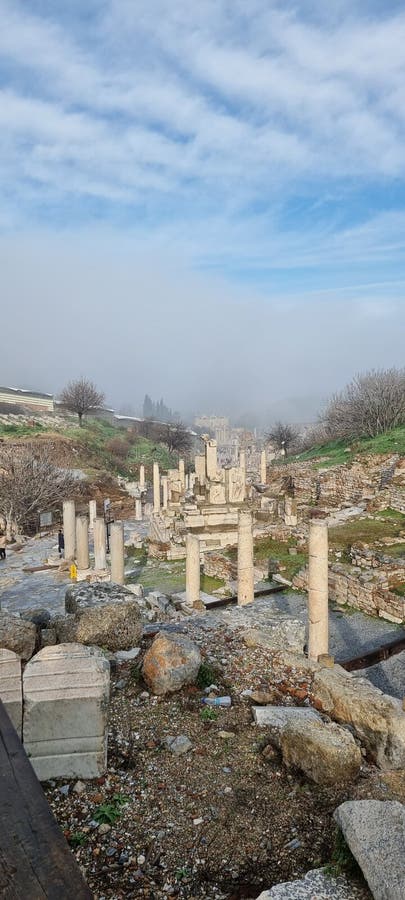 Batu dan tiang foto de archivo. Imagen de templo, piedra - 268849060