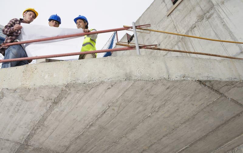 Bau-Team with Building Plans at-Standort Stockbild - Bild von ...