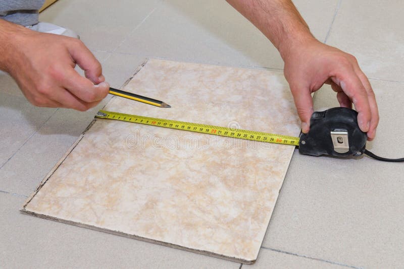 Bauarbeit, Arbeitskraft Zeichnet Eine Fliese Mit Einem Bleistift ...