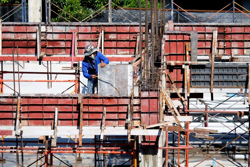 Bauarbeiter, Die An Hoch Arbeiten Redaktionelles Stockfotografie - Bild ...
