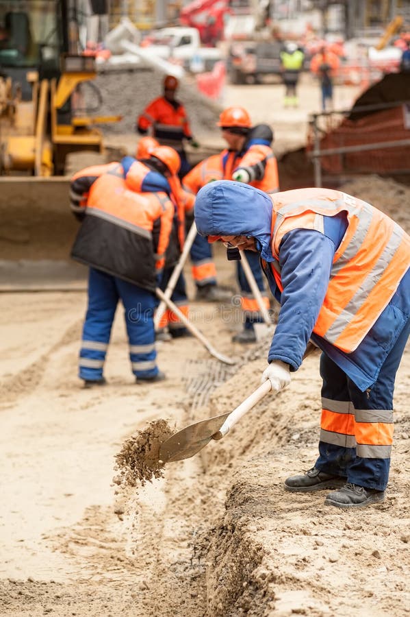 Bauarbeiter Mit Einer Schaufel Redaktionelles Foto - Bild von ...