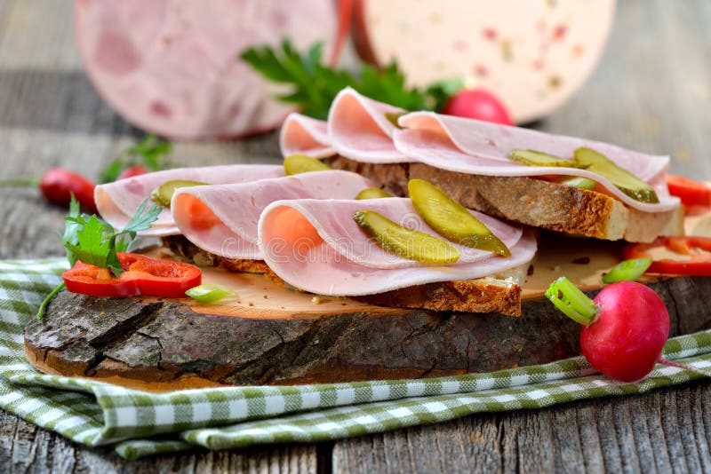 Bayerischer Wurstsalat stockfoto. Bild von pfeffer, zwiebel - 22016598