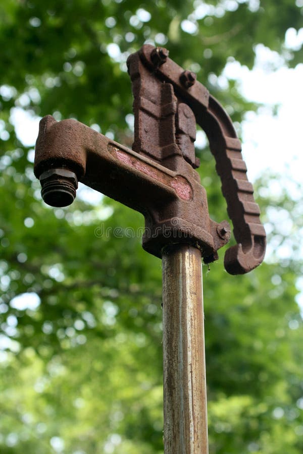 Bauernhof-Wasser-Hydrant stockbild. Bild von metall, wasser - 11976015