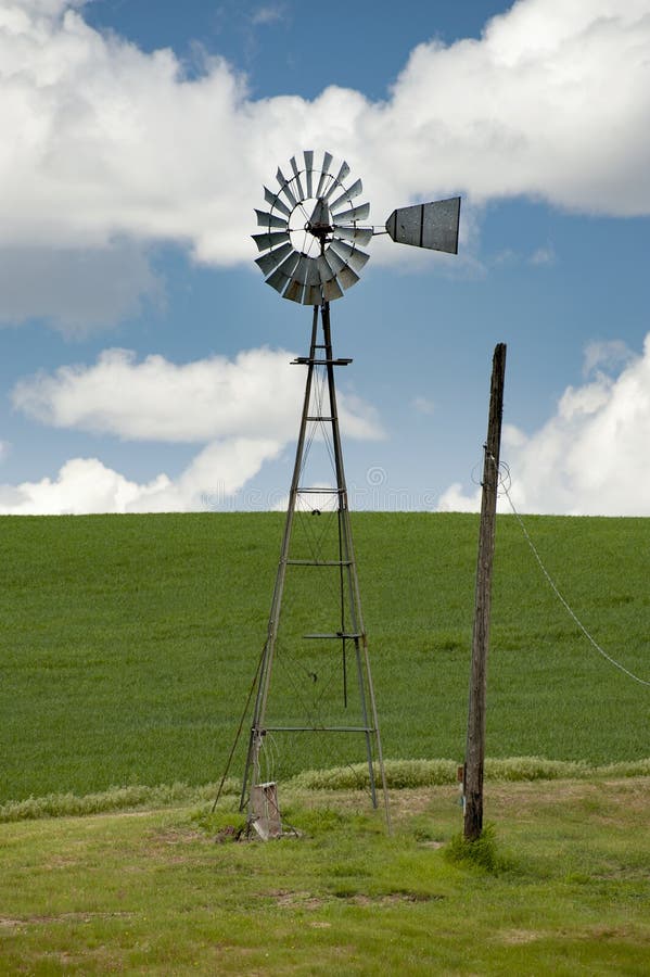 Wind-Pumpe Kontrollturm stockfoto. Bild von landwirtschaftlich - 11925732