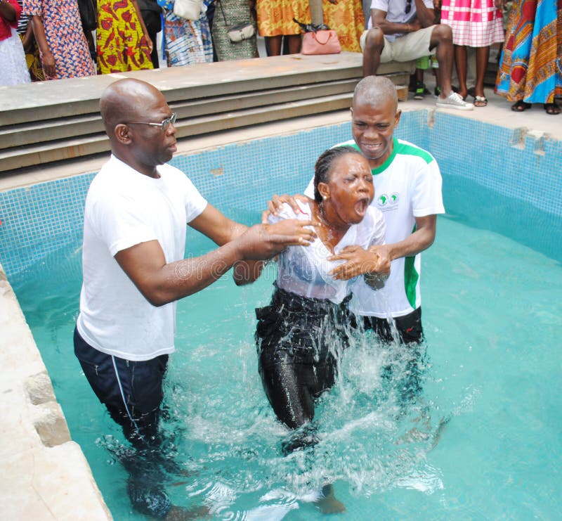 BAUTISMO POR LA INMERSIÓN imagen de archivo editorial. Imagen de ...
