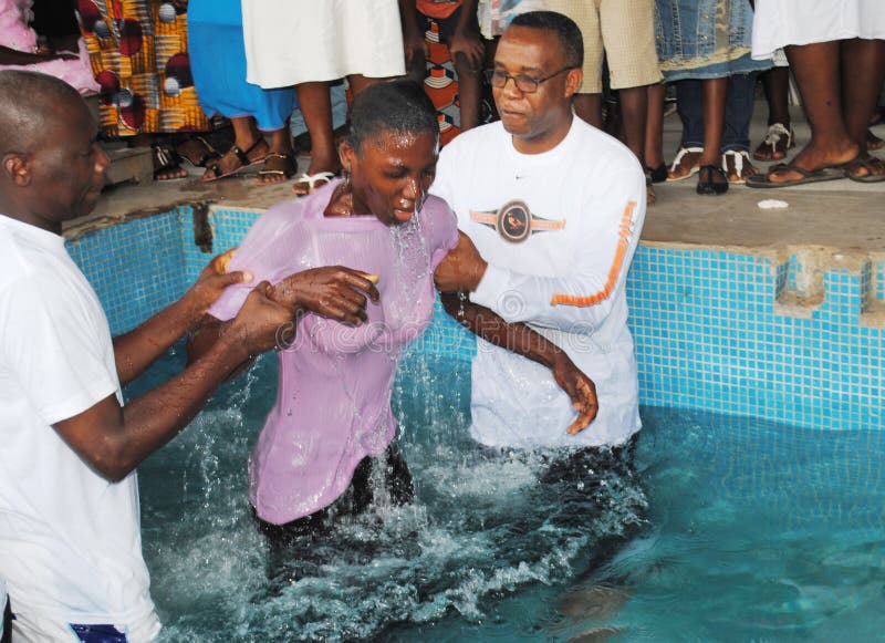 BAUTISMO POR LA INMERSIÓN imagen editorial. Imagen de costa - 60219590
