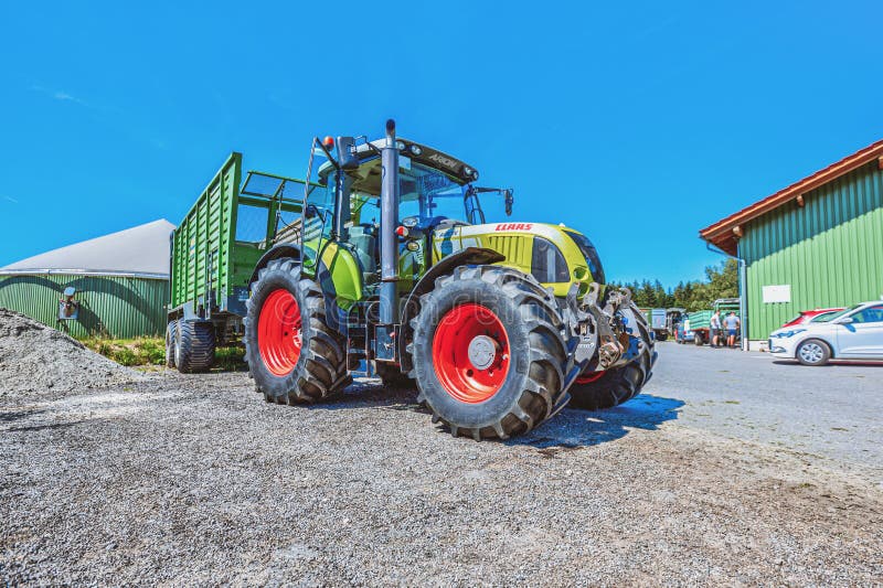 A Claas 630 Tractor Pulling a Trailer To Load Vintage Tractor Editorial ...