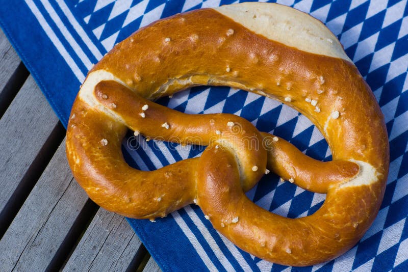 Bayerische Brezel stockfoto. Bild von frisch, braun, bäckerei - 54493292