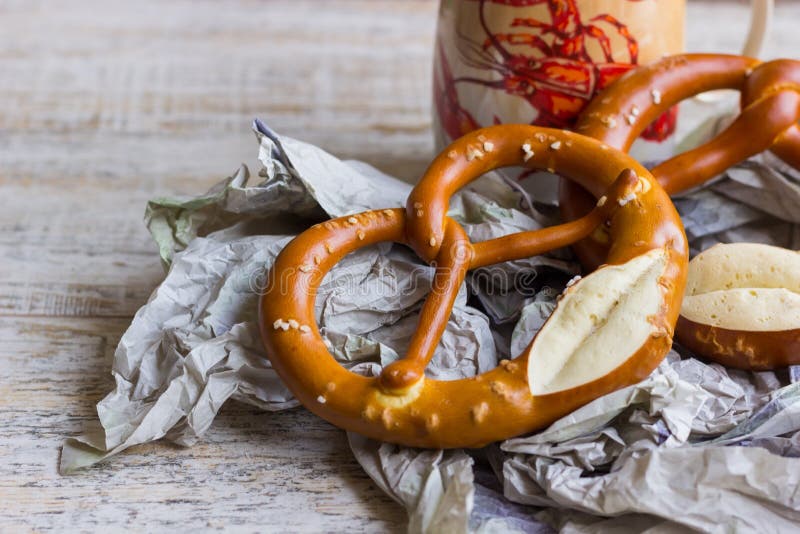 Bayerische Brezel Mit Einem Becher Bier Stockfoto - Bild von brot ...