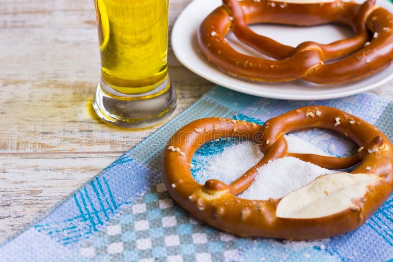 Bayerische Brezel Mit Einem Becher Bier Stockfoto - Bild von brot ...