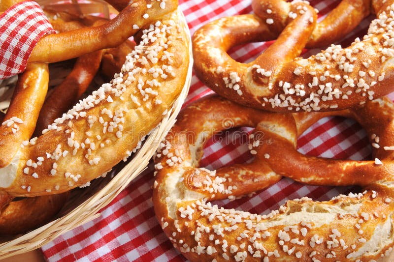Bayerische Brezeln stockfoto. Bild von münchen, jahrestag - 57218272