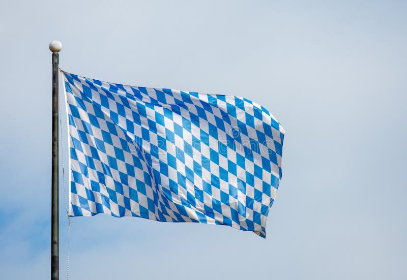 Bayerische Flagge Und Blauer Himmel Stockfoto - Bild von bayerisch ...