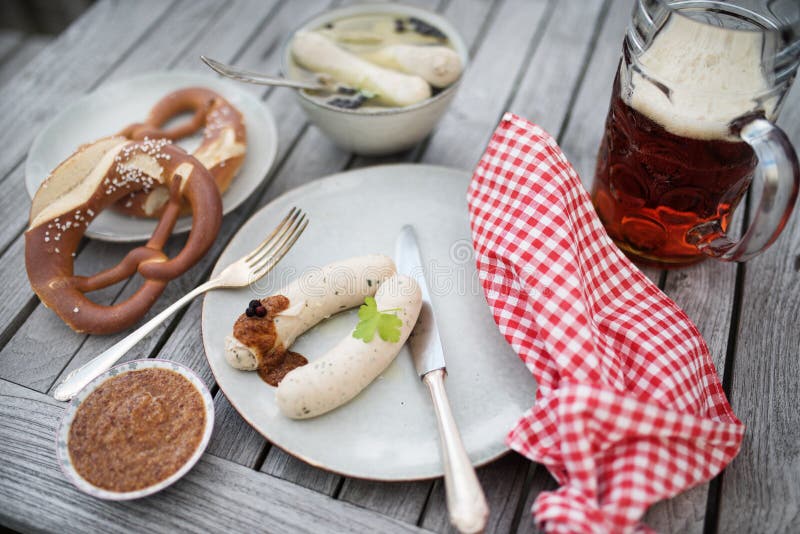 Oktoberfest Mit Bier Und Weißer Wurst Stockfoto - Bild von inneres ...