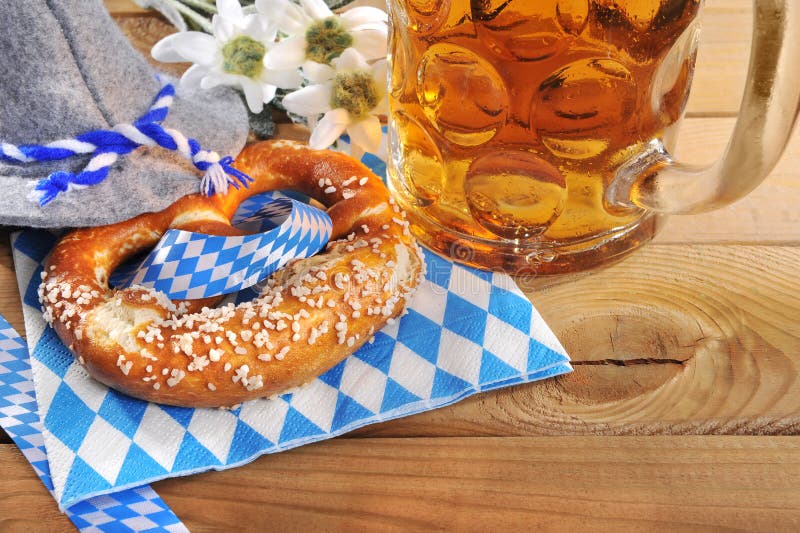 Bayerische Weiche Brezel Oktoberfest Mit Bier Stockbild - Bild von ...