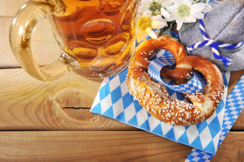 Bayerische Weiche Brezel Oktoberfest Mit Bier Stockfoto - Bild von ...