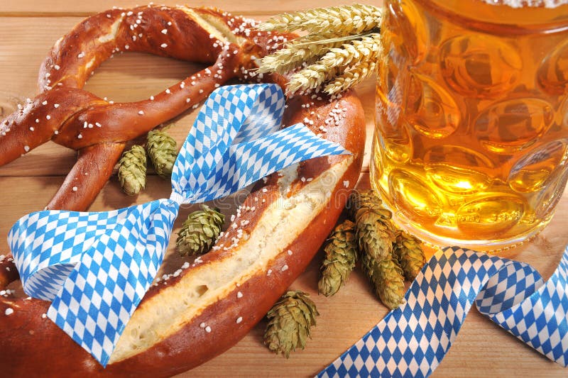 Bayerische Weiche Brezel Oktoberfest Mit Bier Stockbild - Bild von krug ...