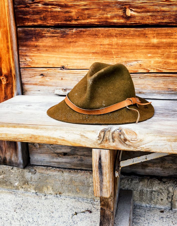 Grüner bayerischer Hut stockfoto. Bild von kleid, studio - 42478114