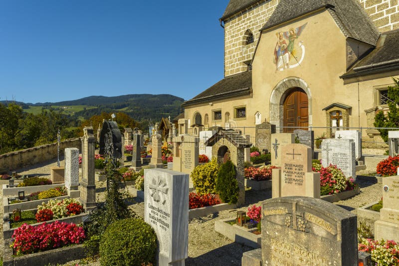 Bayerischer Kirchhof redaktionelles foto. Bild von merkwürdig - 60933691