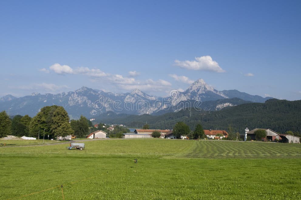 Bayerisches alpines Feld stockfoto. Bild von szenisch - 23126028