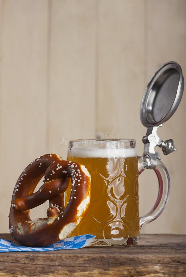 Bayerisches Bier in Einem Biergarten Stockfoto - Bild von nett ...