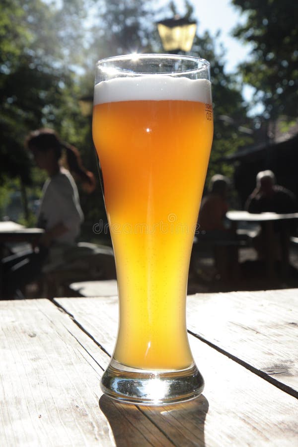 Bayerisches Bier in Einem Biergarten Stockfoto - Bild von nett ...