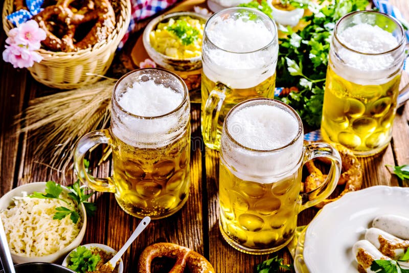 Bayerisches Bier Mit Weichen Brezeln Stockfoto - Bild von blau ...