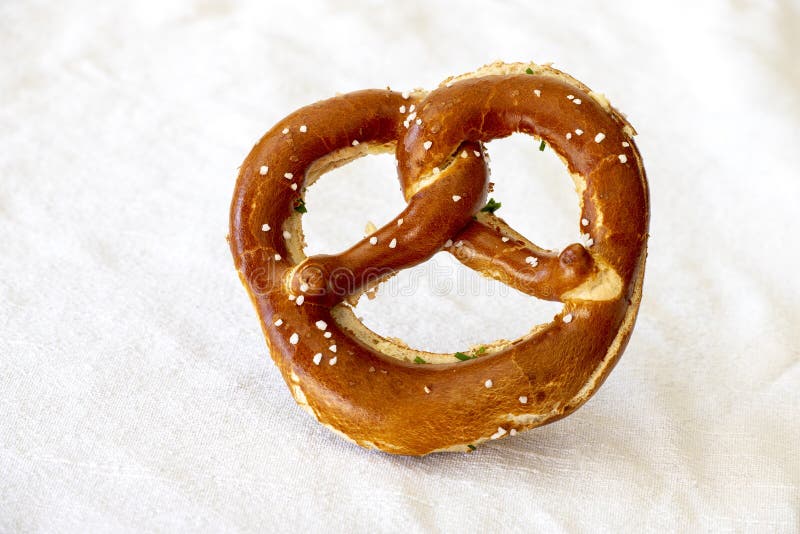 Bayrische Brezel Mit Butter Stockfoto - Bild von frühstück, tabelle ...