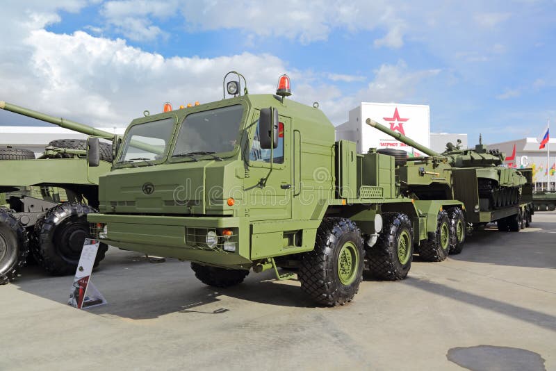 BAZ-6403 编辑类图片. 图片 包括有 论坛, 国际, 搬运器, 目的, 户外, 设备, 半拖车, 区域 - 80097725