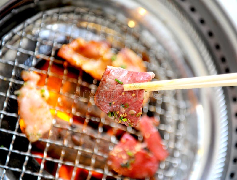 Il Barbecue Coreano, Con L'insieme Della Tavola Della Griglia E Della ...