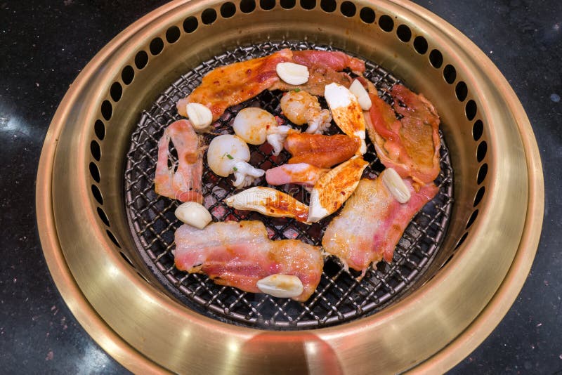 Il Barbecue Coreano, Con L'insieme Della Tavola Della Griglia E Della ...