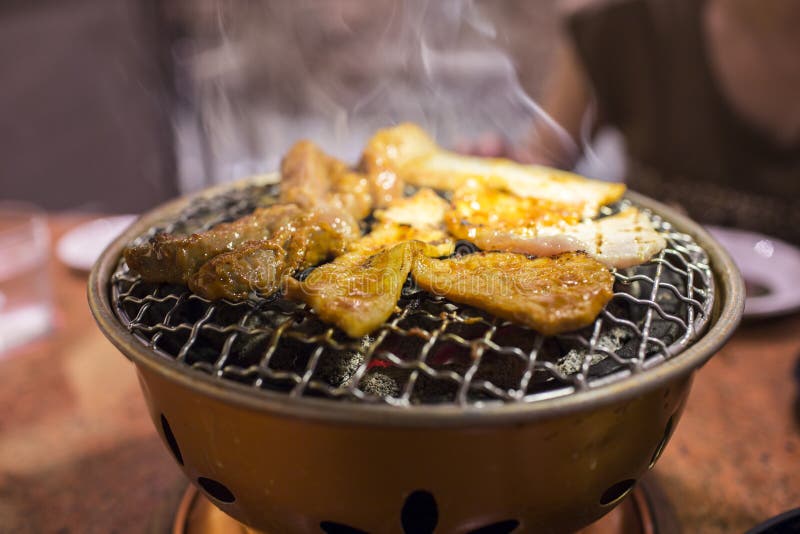 Bbq coreano en restaurante foto de archivo. Imagen de parrilla - 46375914